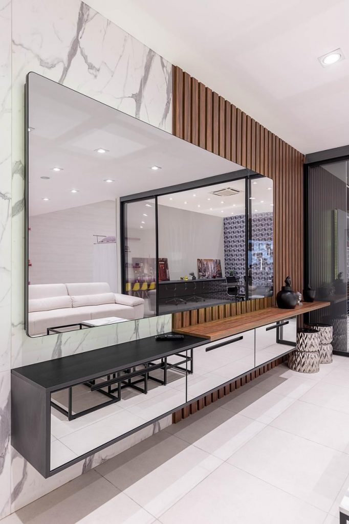 Tv escondida na sala | Biblos Planejados – Móveis Planejados 100% MDF.